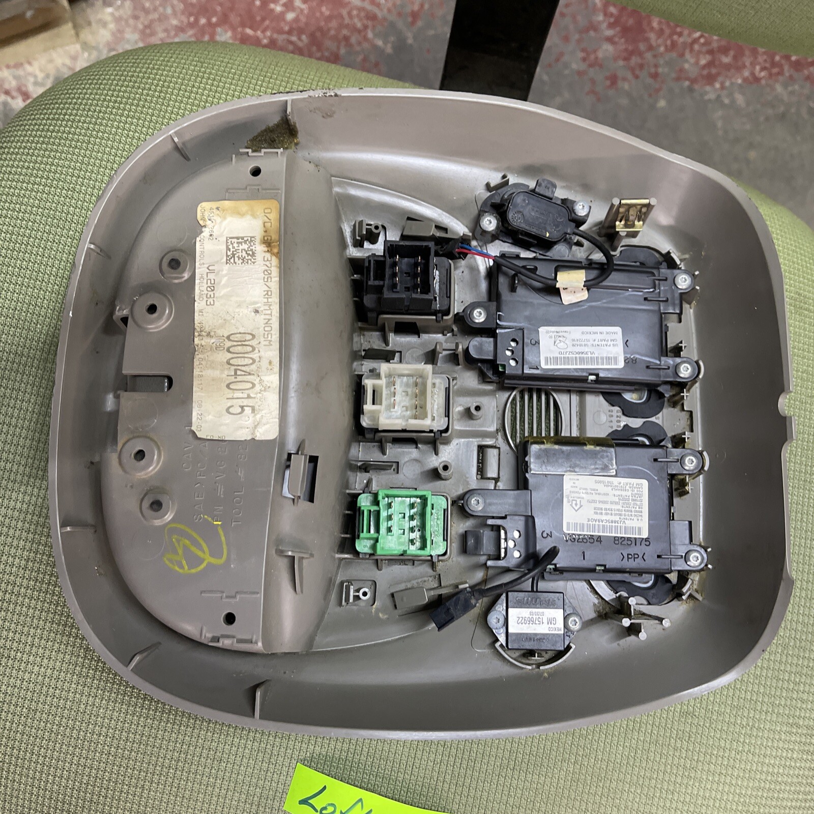 2004-2005 Chevrolet Trail Blazer Overhead console w/ Home Link OEM ...