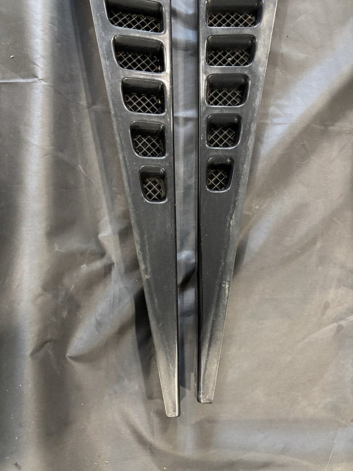 02-13 Cadillac Escalade EXT Pair Bed Vent Louver Trim Cladding 03 04 05 ...