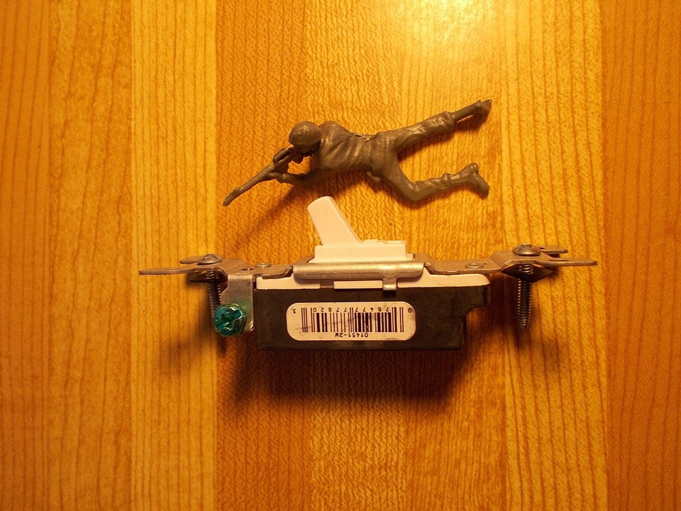 NEW Leviton 01451-2w On/Off Toggle Light Switch *FREE SHIPPING* | eBay