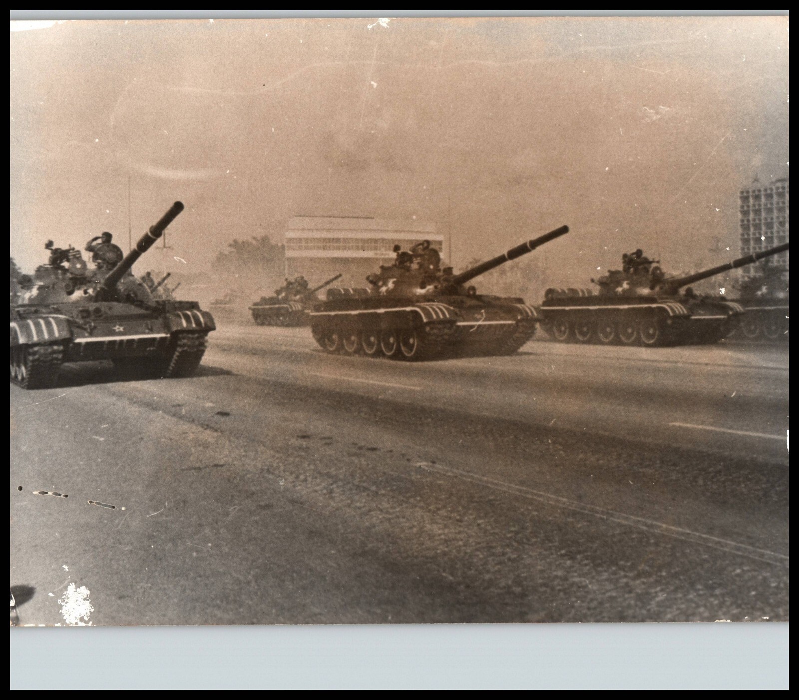 CUBA CUBAN REVOLUTION MOMENT TANK PARADE 1960s PORTRAIT KORDA ORIG ...