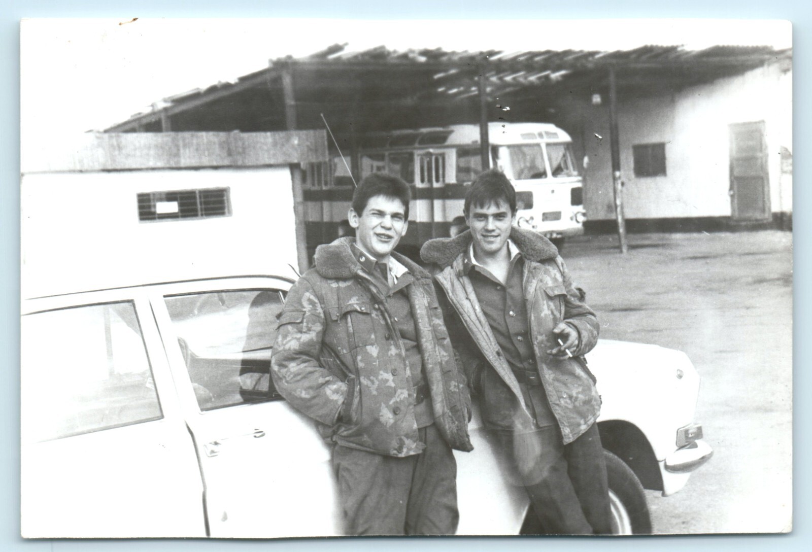 PHOTO Buddyes COUPLE men SOVIET Soldiers Affectionate boys hugs hand ...