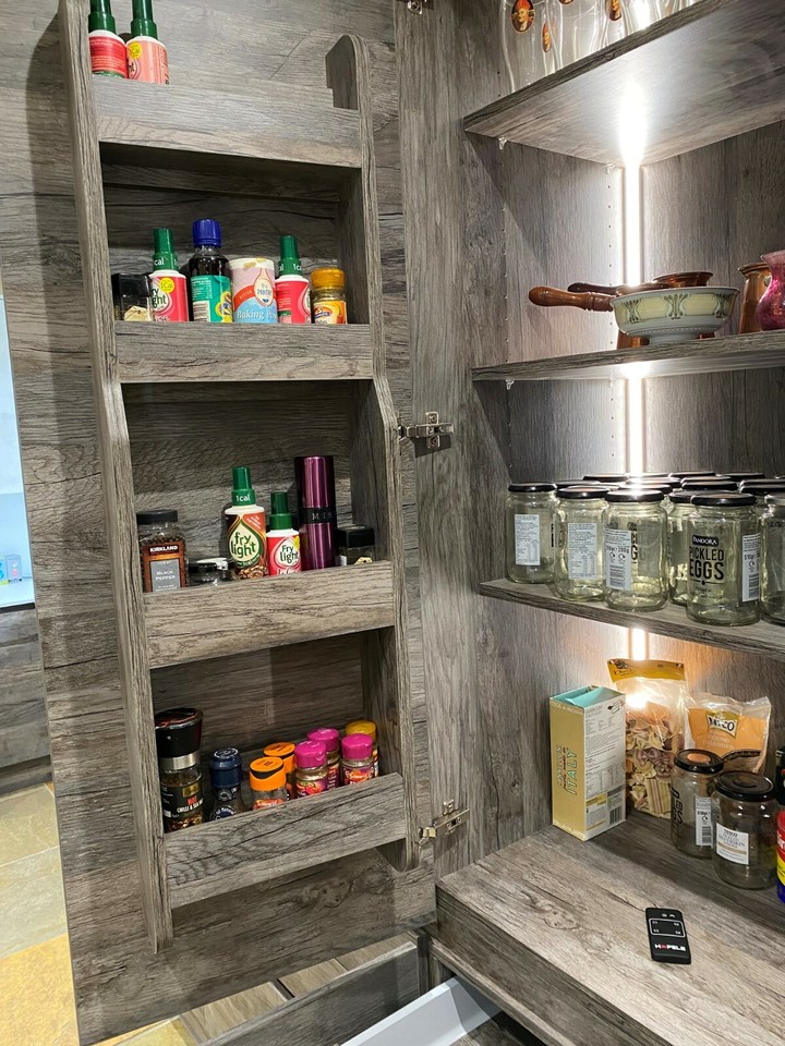 BUTLERS PANTRY 1000mm Premier Larder Unit In Oak Woodgrain /6 Gloss ...