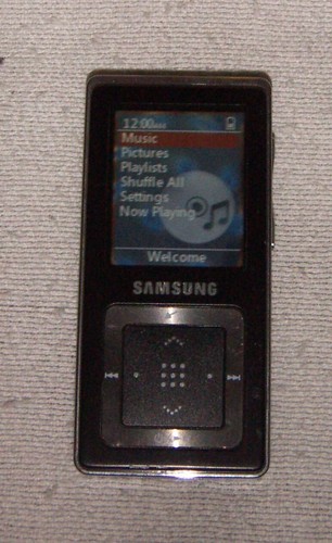 Samsung YP-Z5 (2GB) Digital Media MP3 Player Black. Works great, good ...