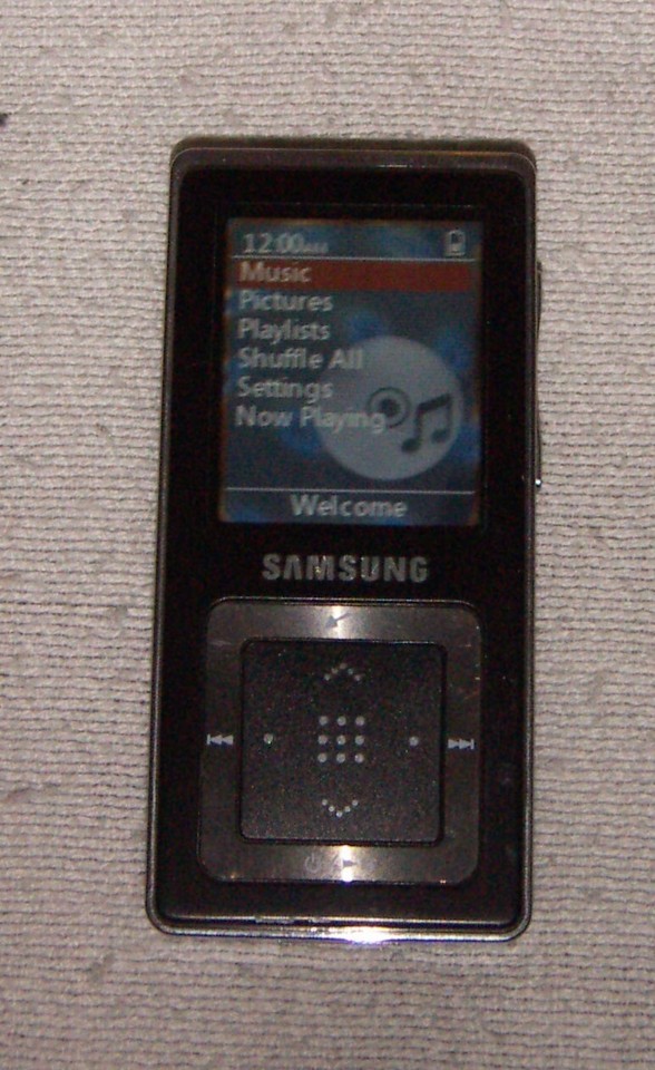 Samsung YP-Z5 (2GB) Digital Media MP3 Player Black. Works great, good ...