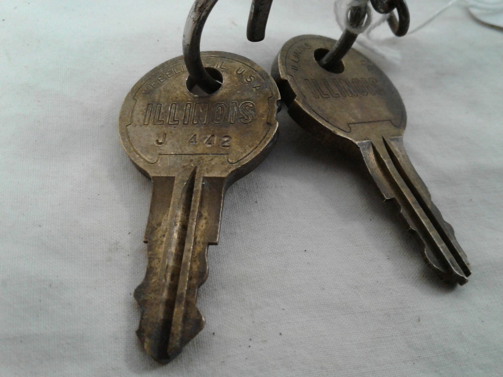 2 brass keys ILLINOIS LOCK CO WHEELING, IL USA short thick different IL ...