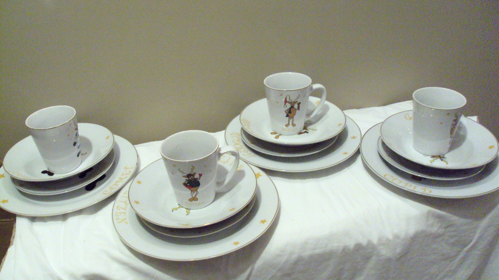 Holiday Xmas Reindeer 14-Piece Dinnerware Set - Comet, Cupid , Blitzen ...