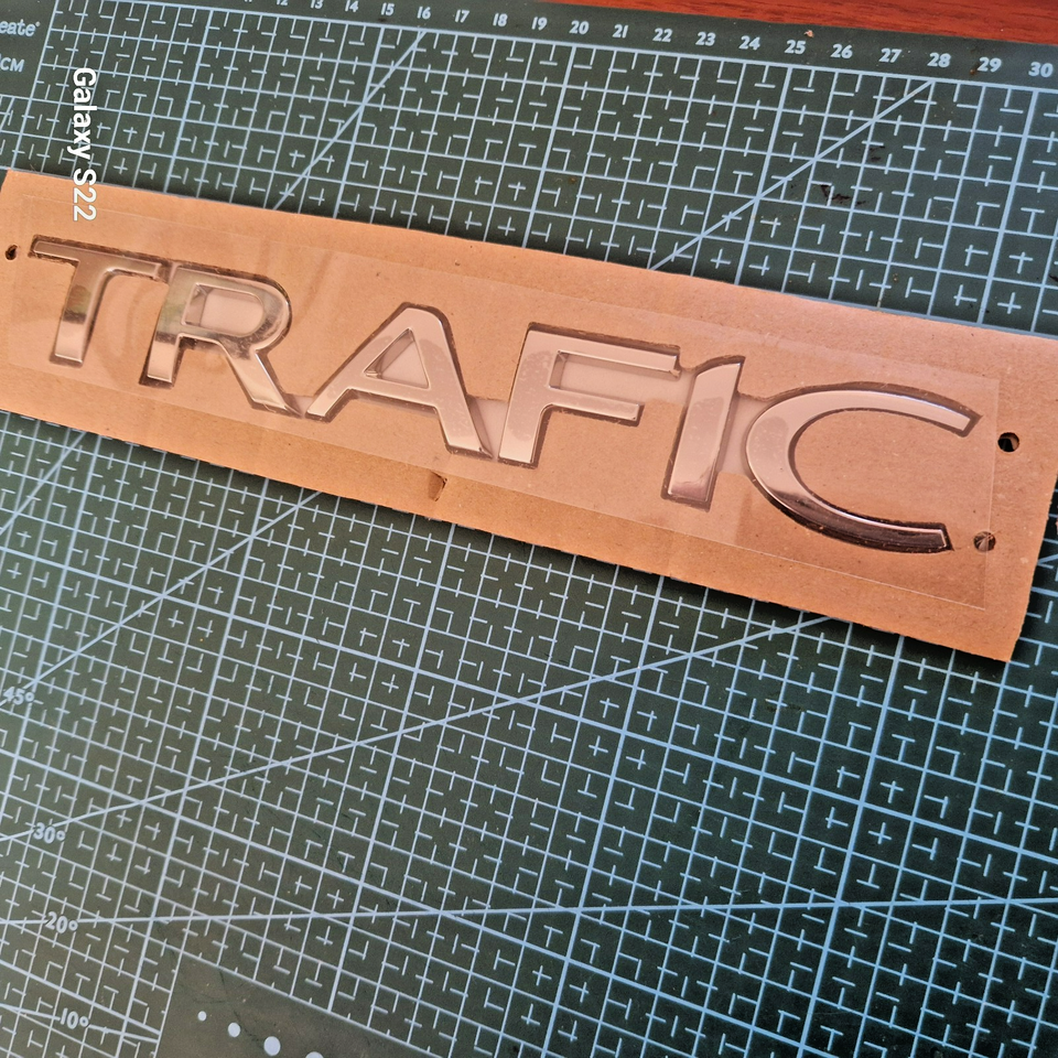 GENUINE NEW RENAULT TRAFIC VAN REAR DOOR LOGO BADGE EMBLEM 908900184R ...