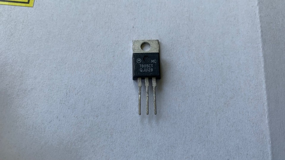 LM7805 MC7805 UA7805 Voltage Regulator 5V 1A TO-220 - Motorola, TI, and ...