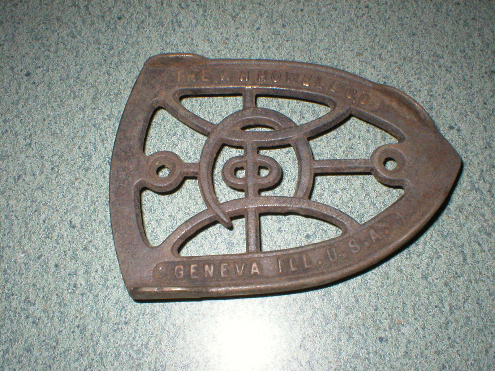 VINTAGE SAD IRON HOLDER WH HOWELL GEN. ILL. CAST IRON HOT PLATE 6" L X ...