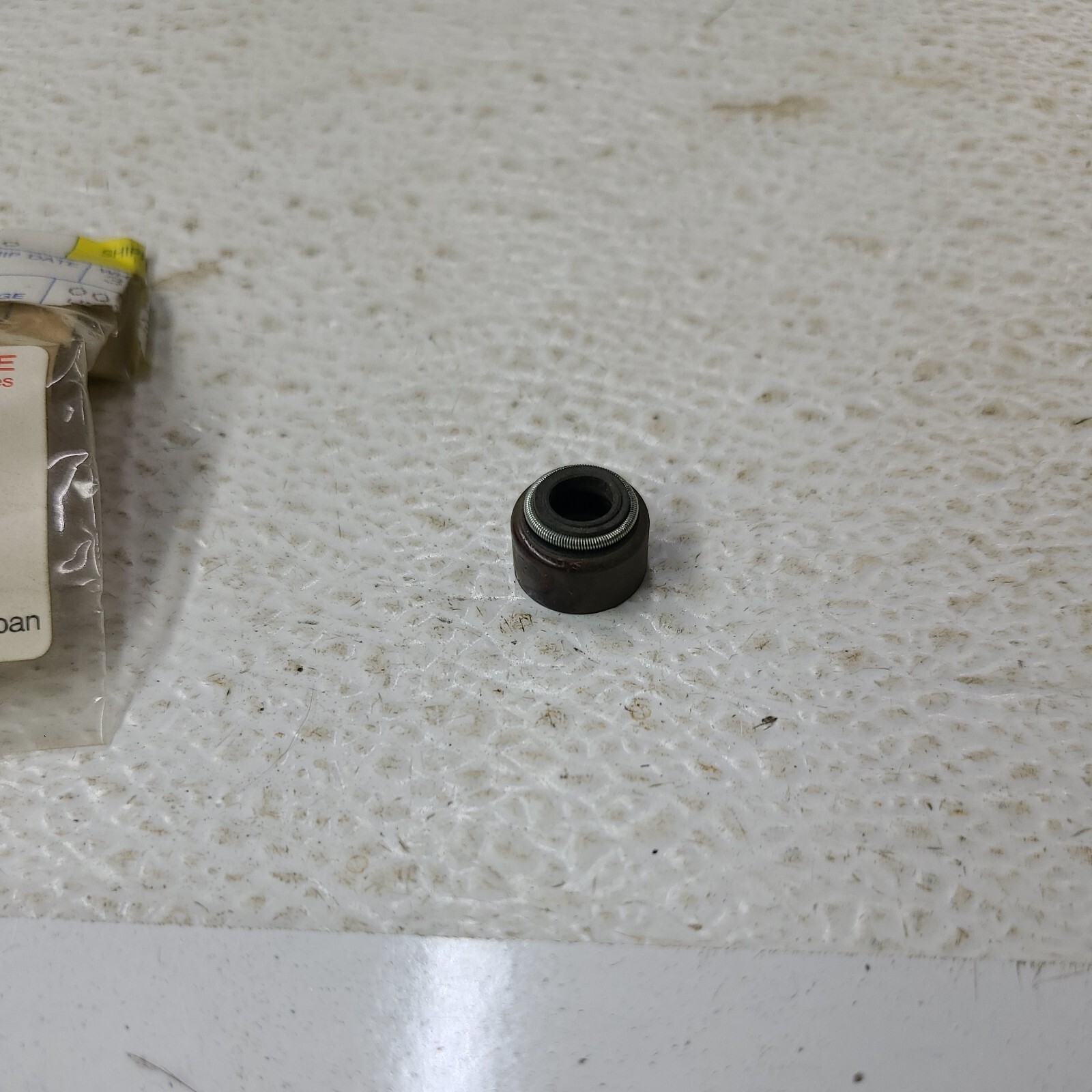 NOS YAMAHA XS 1100 XT 600 XJ 750 1J7-12119-01-00 Valve Stem Guide Seal ...