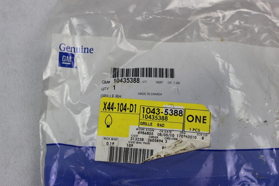 NEW GENUINE GM RIGHT FRONT RADIATOR GRILLE 04-08 GRAND PRIX BASE GT GTP ...