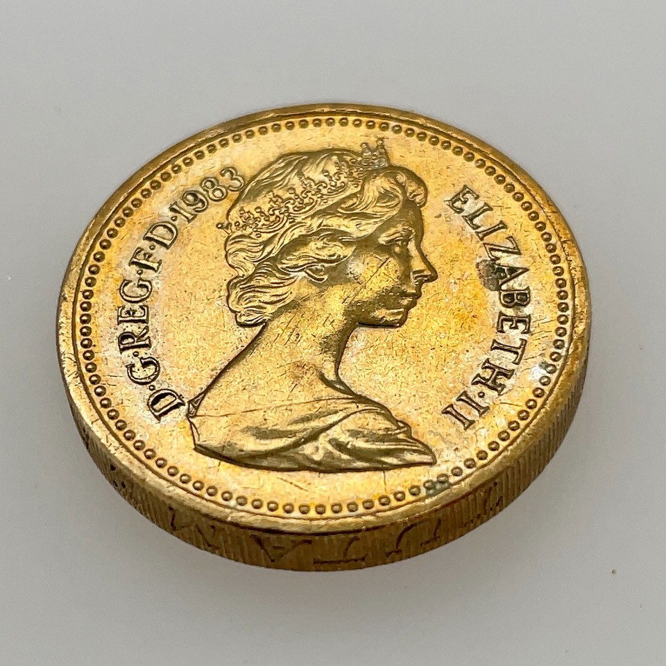 BU. 1983 UK Queen Royal Arms One Pound Coin Error "DECUS ET TUTAMEN ...