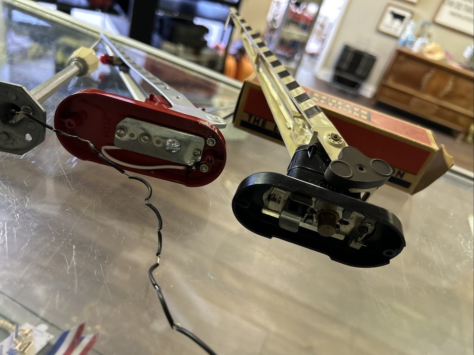 Lionel, Marx, MTH Lot Of Gates & Railroad Lights MTH No. 152 Crossing ...