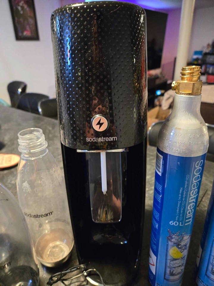 SodaStream One Touch Electric Sparkling Water Maker/2 empty CO2 tanks ...
