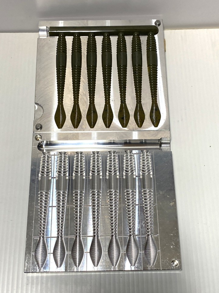 Epic bait mold, 4.6" Neko Crawler, 7 Cavity, Pre Owned | eBay