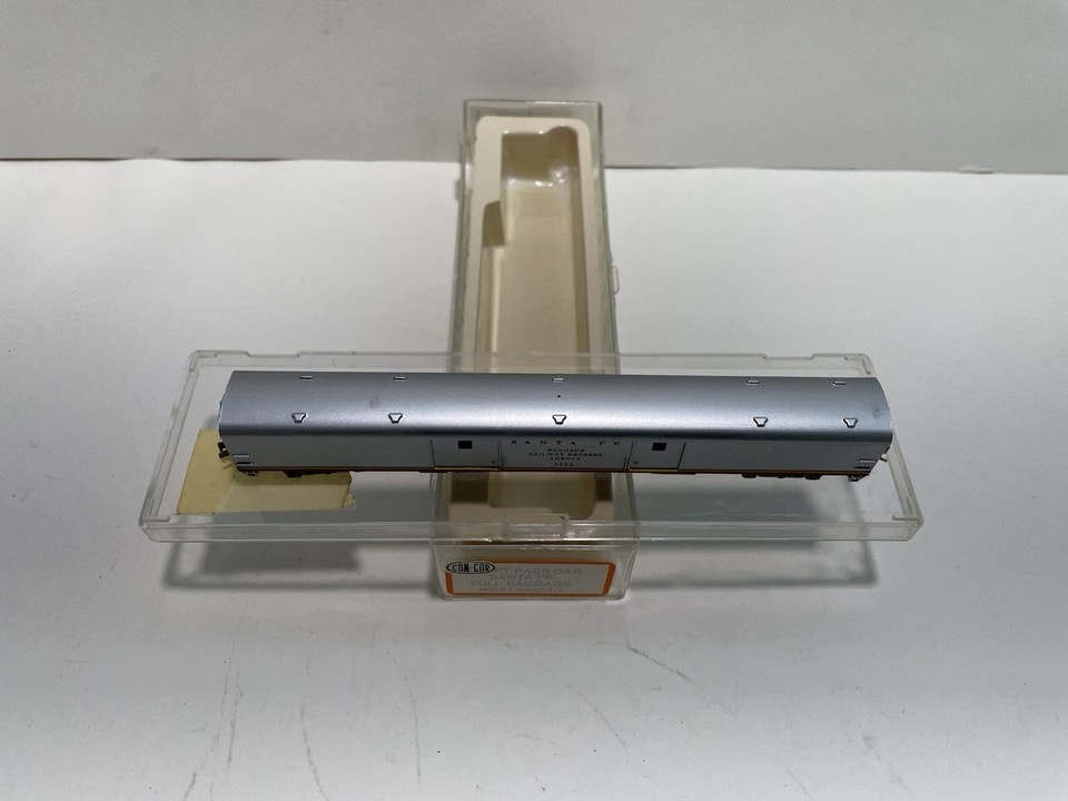 Con Cor Trains N Scale Model Train Santa Fe 85’ Full Baggage Passenger ...