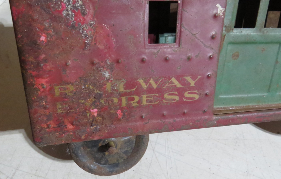 ANTIQUE STEELCRAFT PRESSED STEEL TRAIN CAR RAILWAY EXPRESS Steerable ...