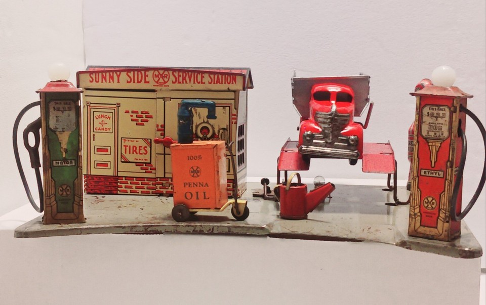 MARX Sunny Side Service Station, Tin Litho 1930s , sold as pictured ...