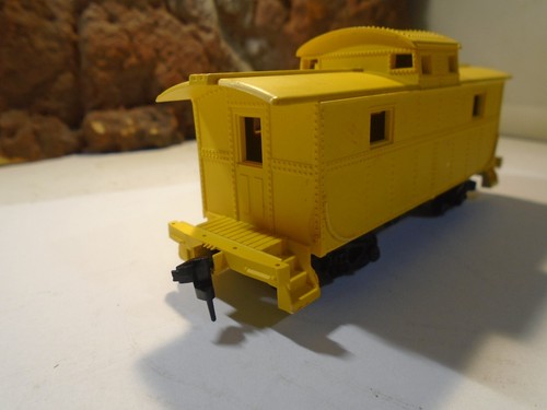 HOBBYTIME HO SCALE YELLOW CABOOSE 5-63-1-14 | eBay