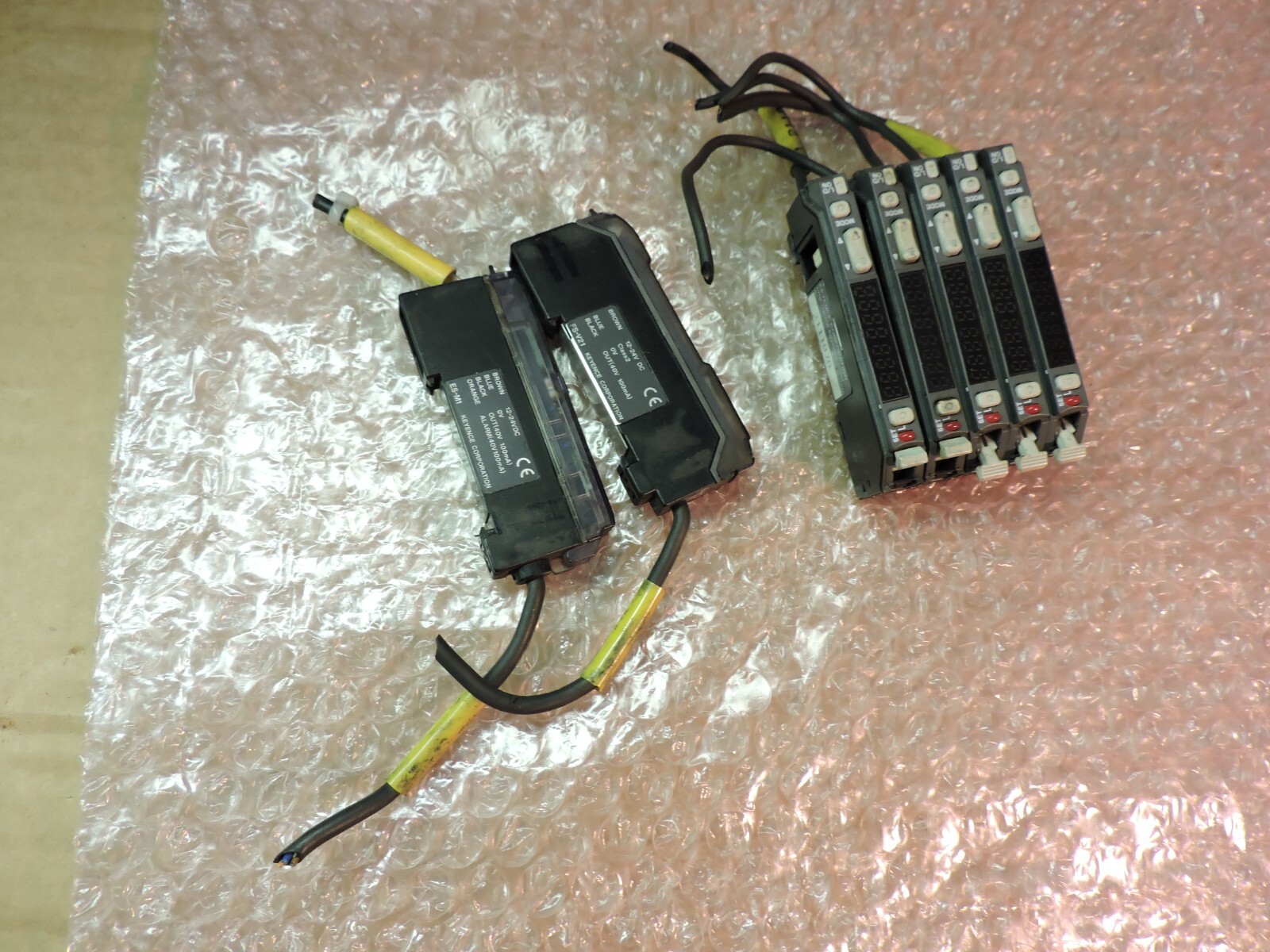 Lot of 7 KEYENCE FS-V21 FS-V22 & ES-M1 Fiber Optic Optical Sensor ...