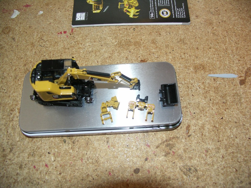 HO SCALE RAILROAD WHEELED EXCAVATOR FROM DIECAST MASTERS, CAT M323 F ...