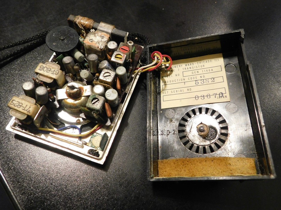 3" Vintage TINY Airline 7 Transistor Radio AM **RARE Top Bar Tuner ...