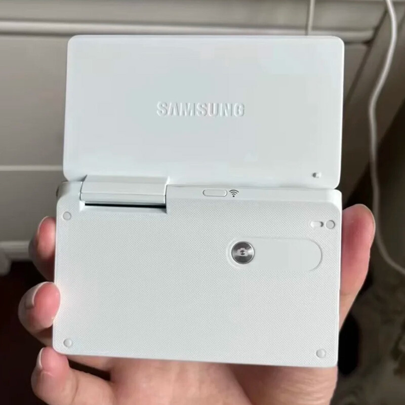 Samsung MV900f 16.1MP 5x Optical Zoom Flip-out Touch Screen Camera ...