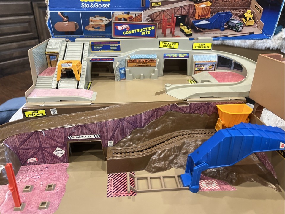 Hot Wheels City(1979) and Construction Site(1982) Sto & Go Play Station ...