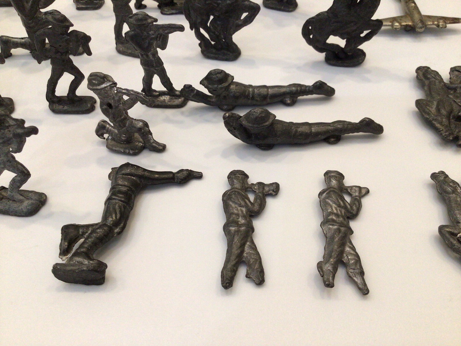 Lot of 23 - Vintage Cast Lead Metal Military Toy Soldiers Lead Army Men ...