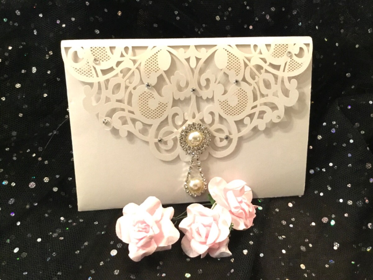 Pearlescent wedding invitations | Beachweddingtips.com