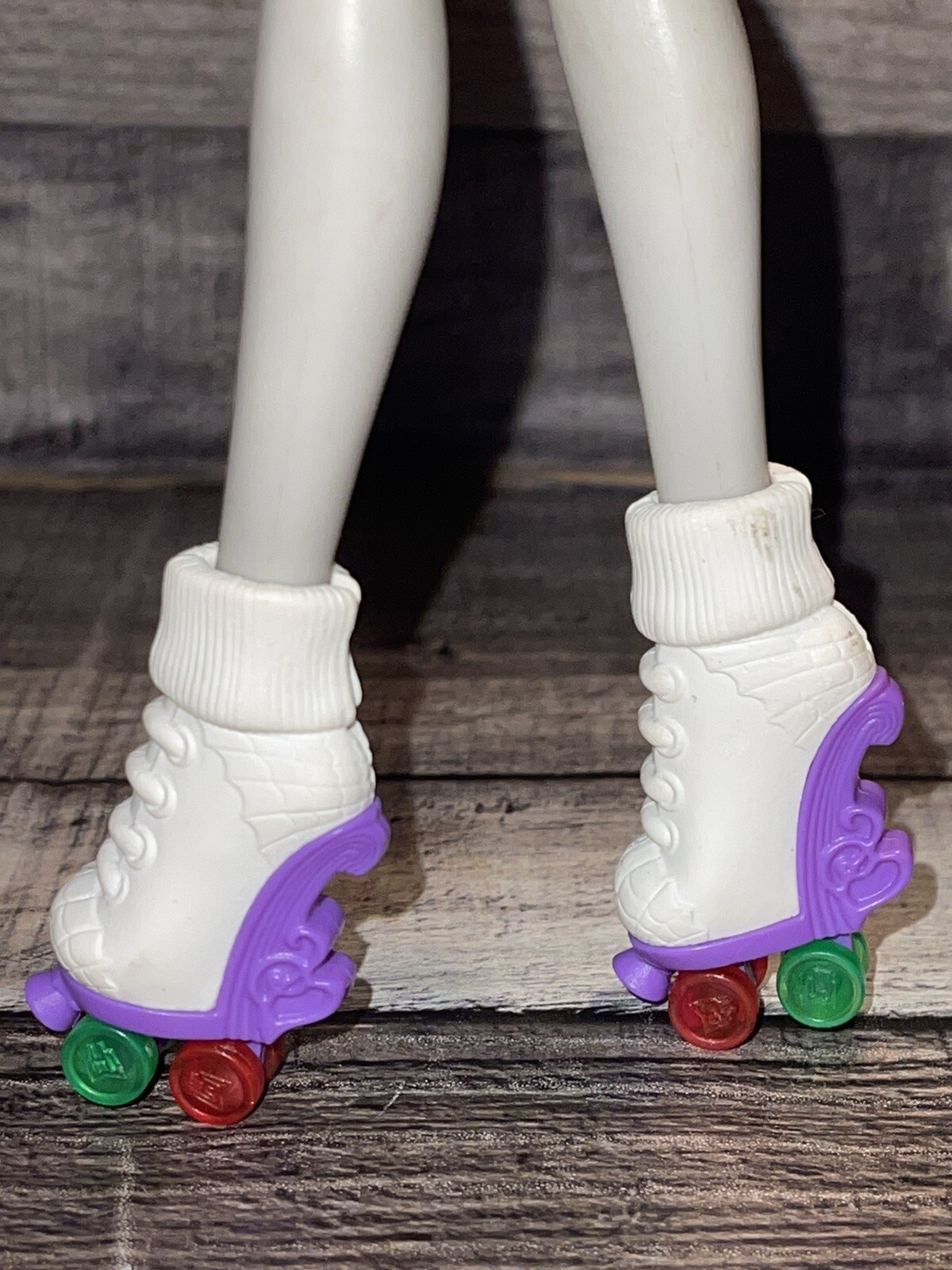 MONSTER HIGH DOLL OPERETTA ROLLER MAZE WHITE ROLLER SKATES PAIR OF ...