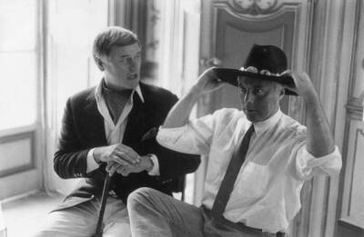 American actor Larry Hagman looking at Italian fashion designe- 1982 ...