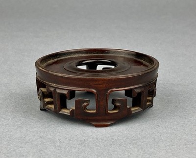 FINE QUALITY SMALL ANTIQUE CHINESE CARVED HARDWOOD STAND YONGZHENG ...