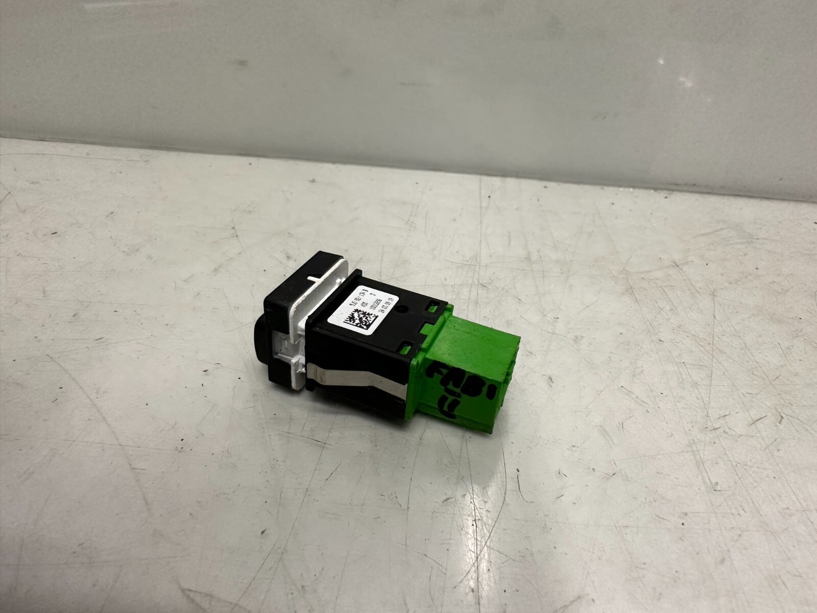 Skoda Fabia II Roomster ESP Schalter 5J0927134B 5J0 927 134 B | eBay.de