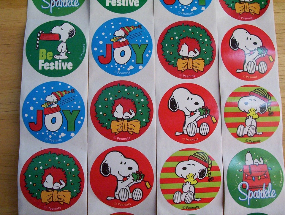 Roll of 25 Large 1.5" Round Peanuts Snoopy Christmas Holiday Stickers 6 ...