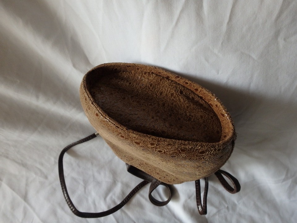 DERICCI SMALL LEATHER BUCKET STYLE BAG WITH CARRY HANDLE & SHOULDER ...