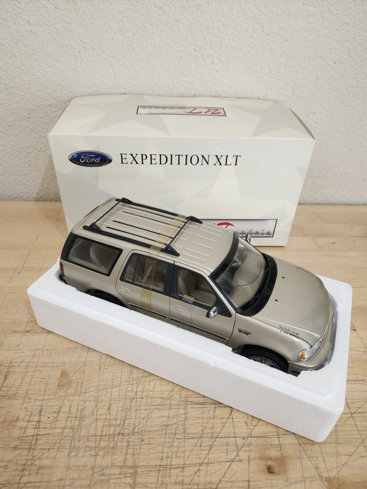 NEW 1:18 UT MODELS METAL DIECAST FORD EXPEDITION XLT EDITION TAN METALLIC