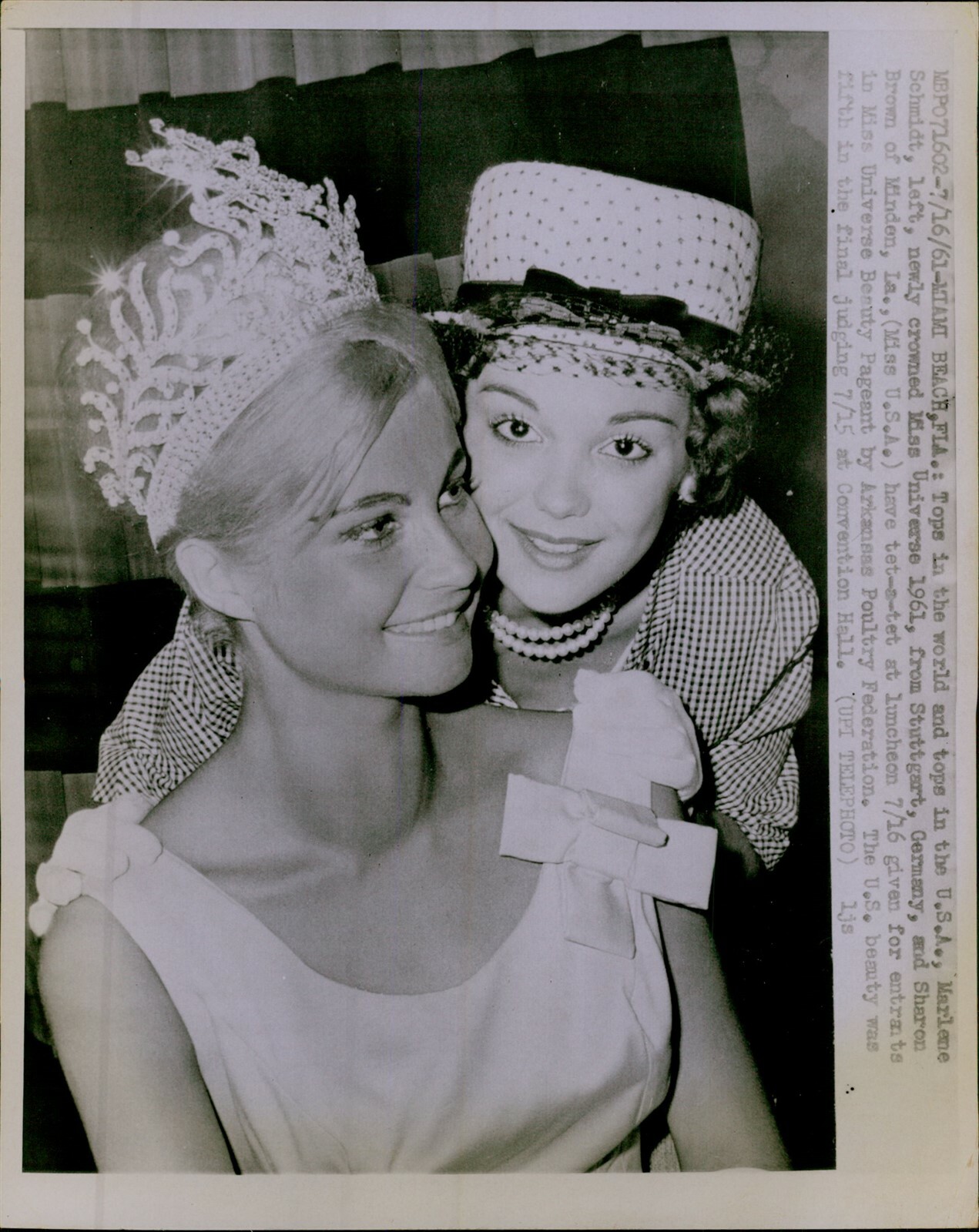 LD208 1961 Wire Photo MARLENE SCHMIDT Miss Universe SHARON BROWN Miss ...