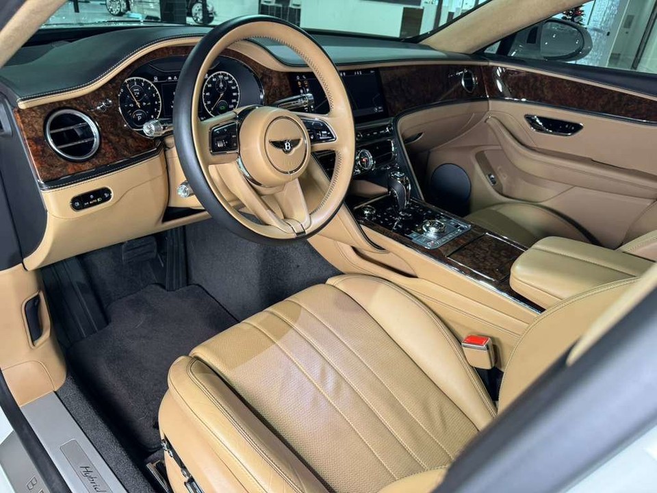 2022 Bentley Flying Spur Hybrid illuminated "Flying B", rotating ...