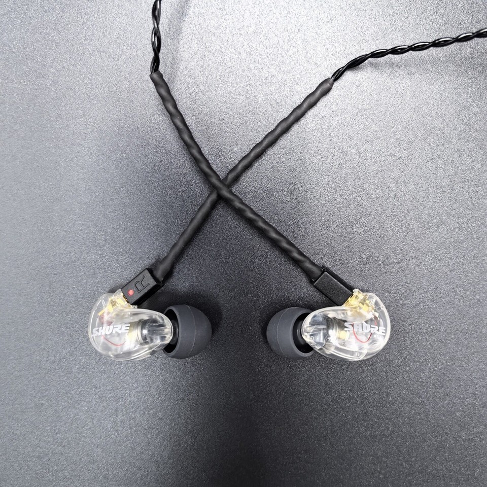 Shure SE215 Wired Earbuds Headphones Sound Isolating In-Ear Earphones ...