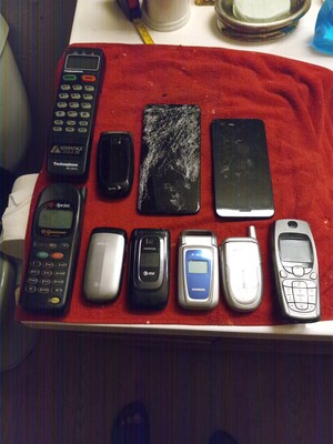 Lot of 24 Vintage Cell Phones Motorola Nokia Samsung Siemens More ...