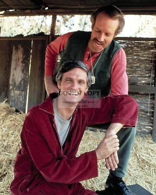 ALAN ALDA AND MIKE FARRELL IN "M*A*S*H" MASH - 8X10 PUBLICITY PHOTO ...