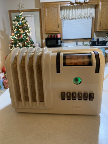 BEAUTIFUL Airline Model 93WG- 602 Working tube radio with "MAGIC ...