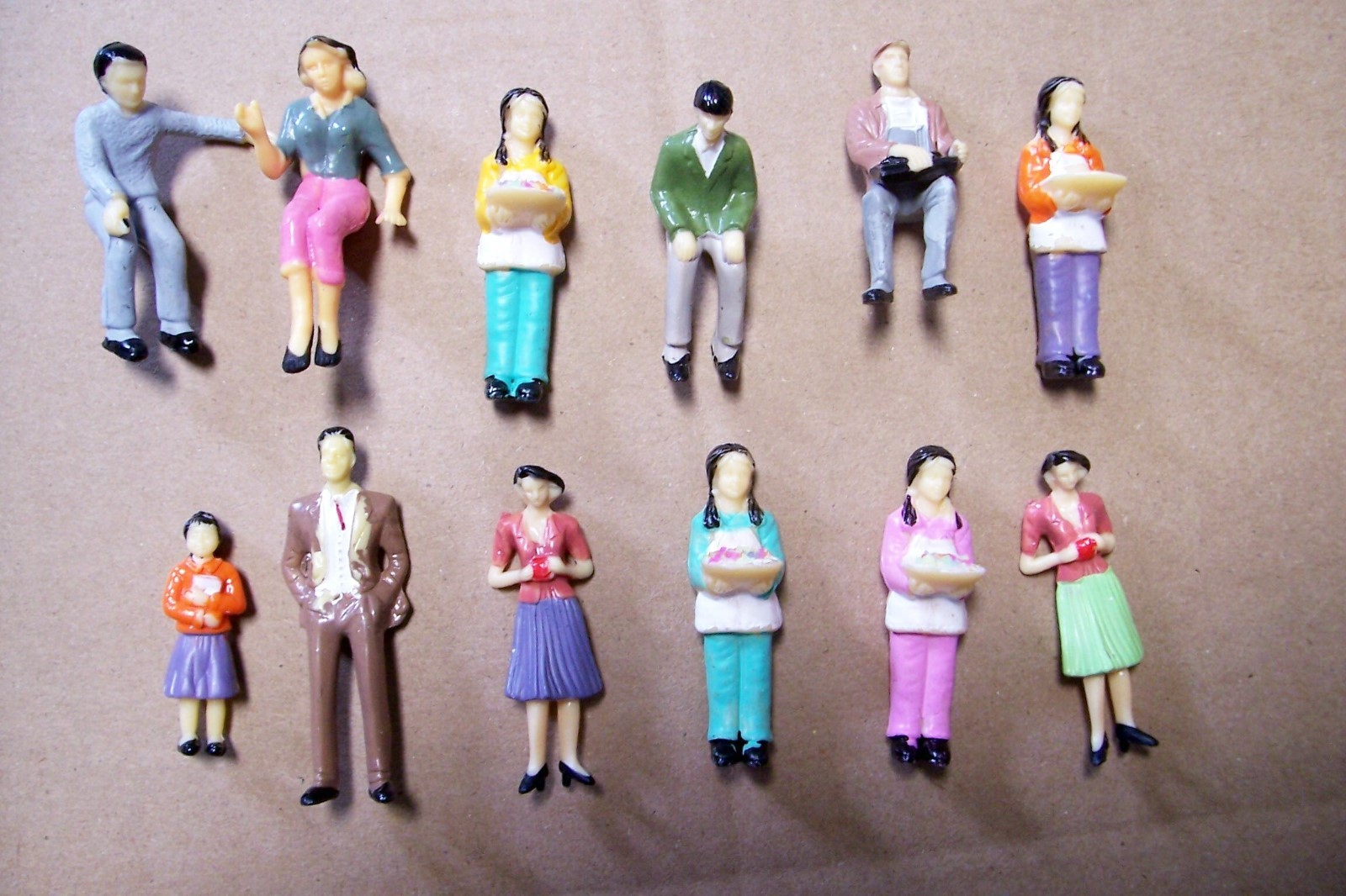 (#140) 1:30 SCALE LOT OF 12 DIFFERENT PLASTIC PAINTED PEOPLE FIGURES ...