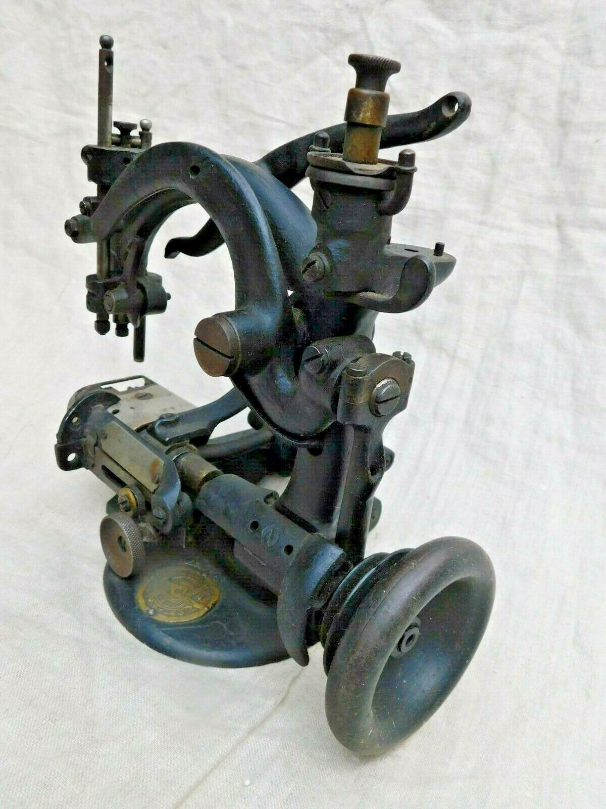 MACHINE A COUDRE GROSSMANN DRESDENSIA CHAPEAUX DE PAILLE SEWING MACHINE ...