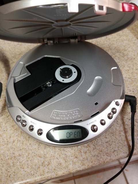 Durabrand Fully Programmable CD Player CD-566 Red/silver Used With ...