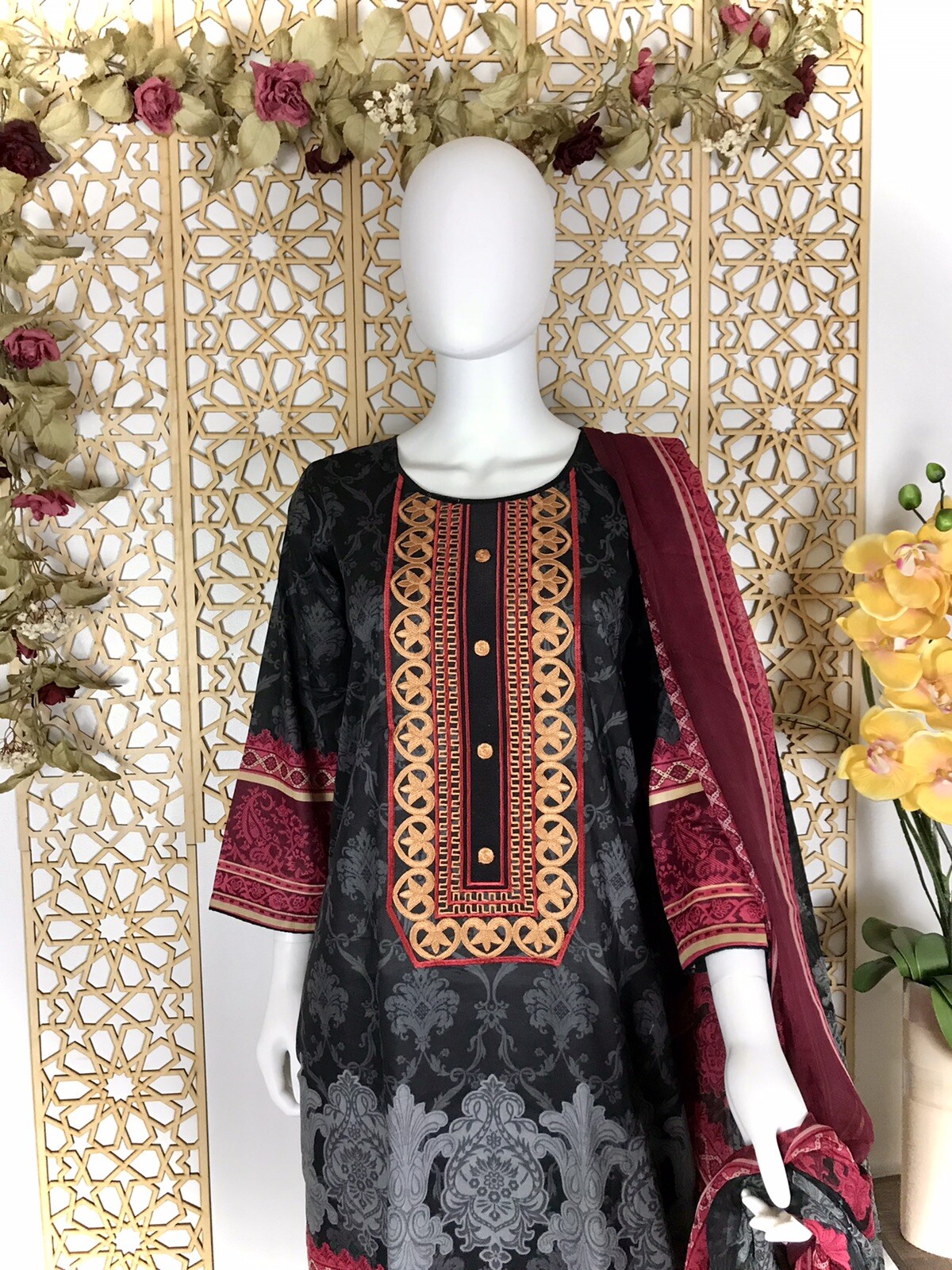 Pakistani Clothing : Burqa, Sari, Taqiyah, Salwar Kameez, Purdah, Kurta ...