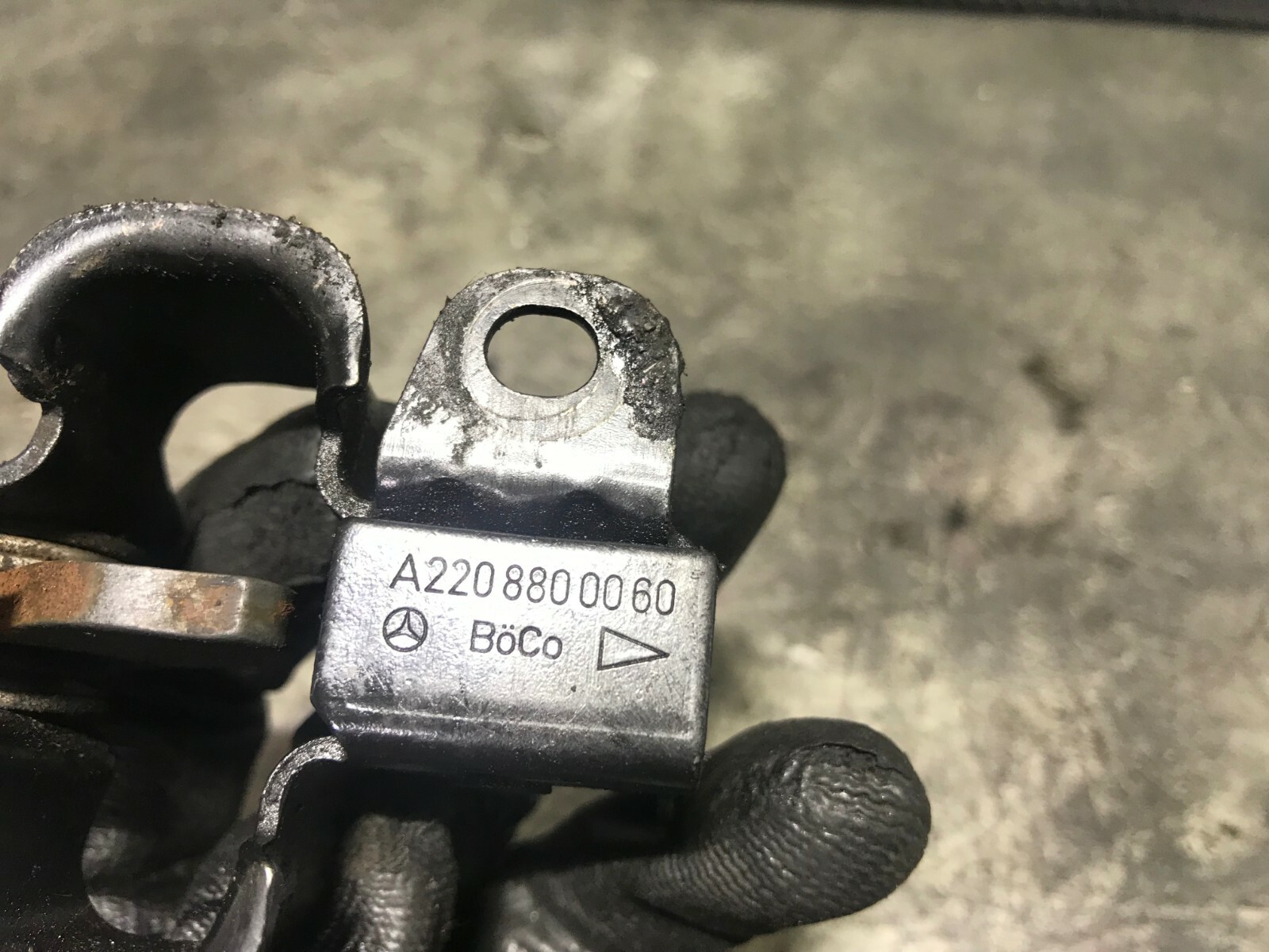 MERCEDES S CLASS S320 CDI 99-02 BONNET HOOD LOCK CATCH A2208800060 | eBay