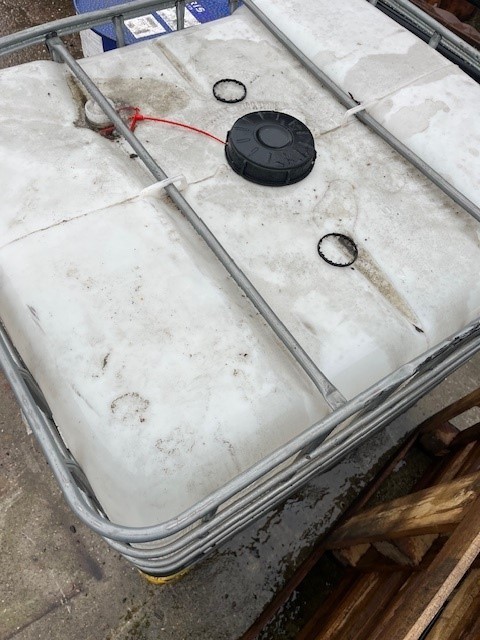 IBC Tank 1000 Litre Hydraulic IBC Oil Container used needs cleaning ...