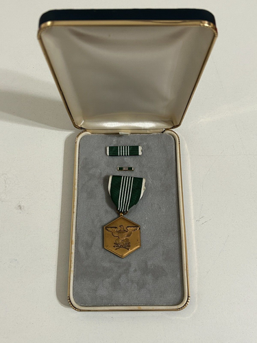 VIETNAM ERA ARMY COMMENDATION MEDAL, RIBBON & LAPEL PIN SET IN ISSUE ...